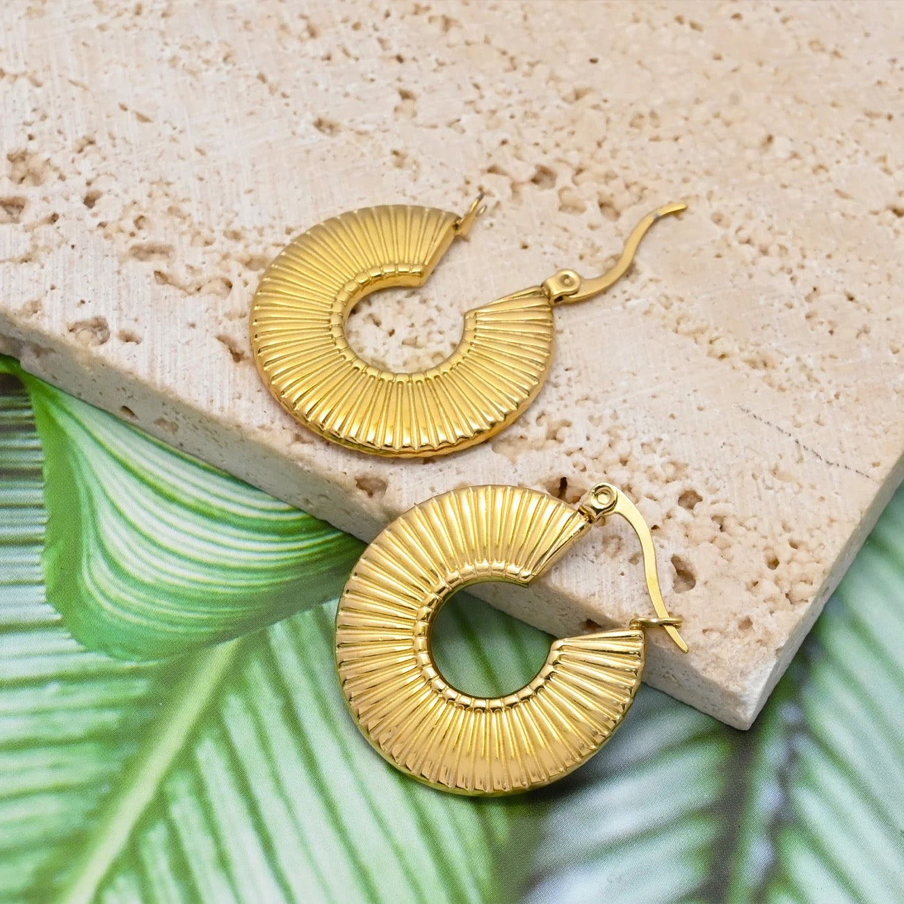 18K Gold Platted Striped Hoops – YUGOSMILE