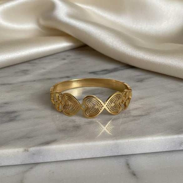 Heart Motif Gold Bangle – YUGOSMILE